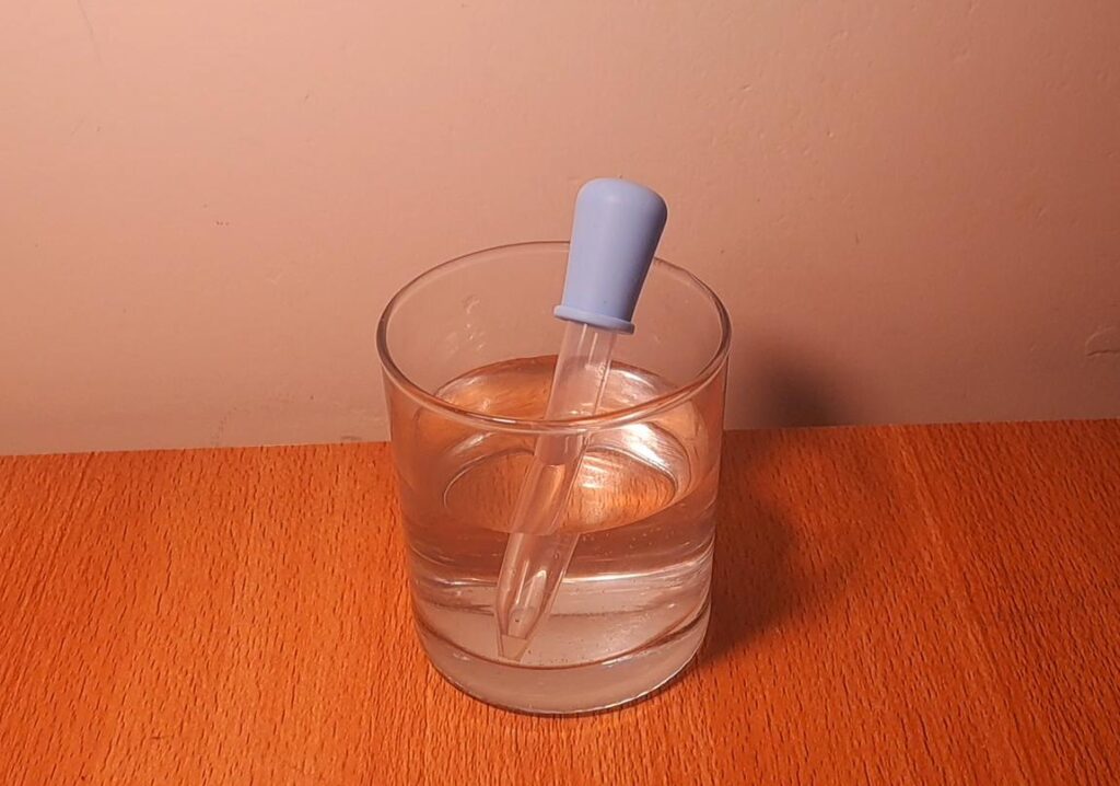 How does a liquid dropper (pipette) function?
